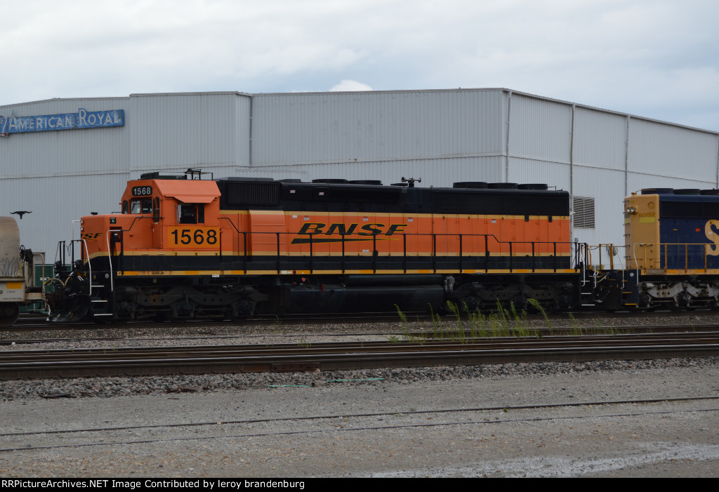 BNSF 1568 going by kemper arena